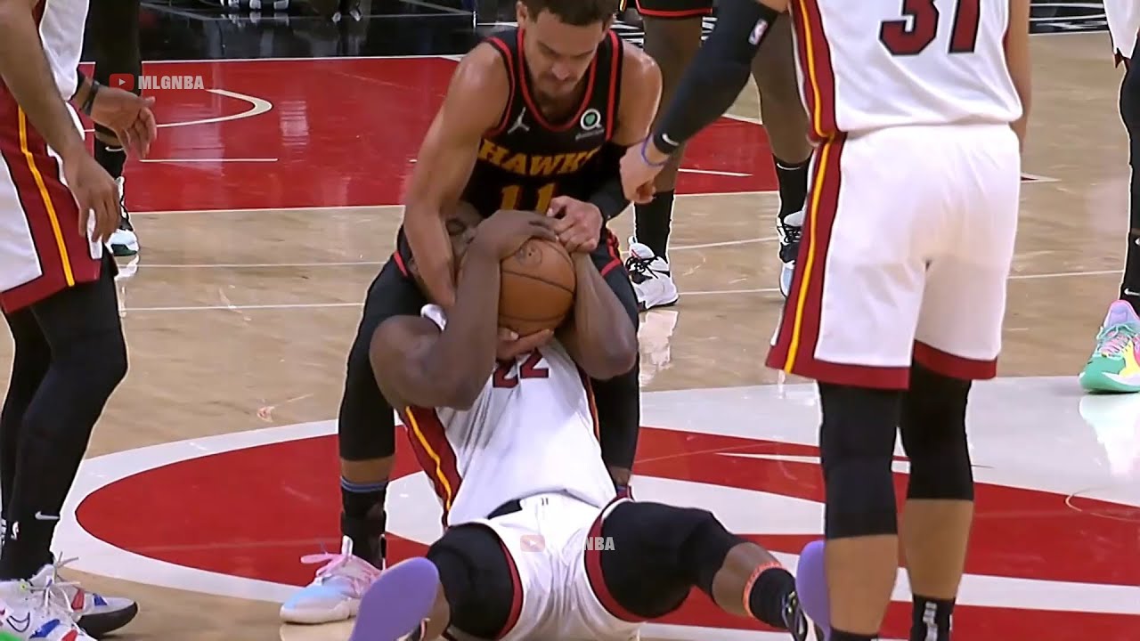 球證響哨後Trae Young仍一直搶Butler手中的球，Butler極為不滿出拳打向Young | NBA地域 | 籃球地帶 - FanPiece