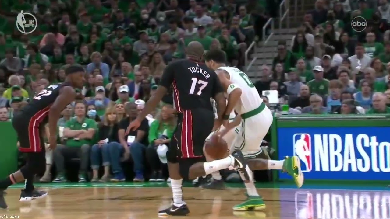 太誇張了吧！Jayson Tatum 中路進攻犯規推了 PJ Tucker 一下，Tucker 從三分線外一米遠飛跌到底線 | 籃球場 ...