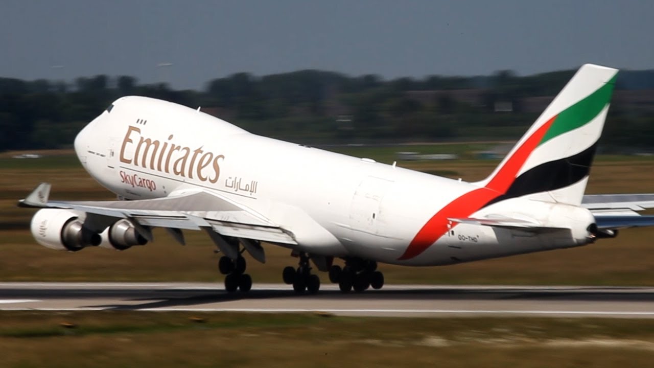 Unbelieveable Boeing 747-400 Very Early Rotation ! 600 Meter Take-Off ...